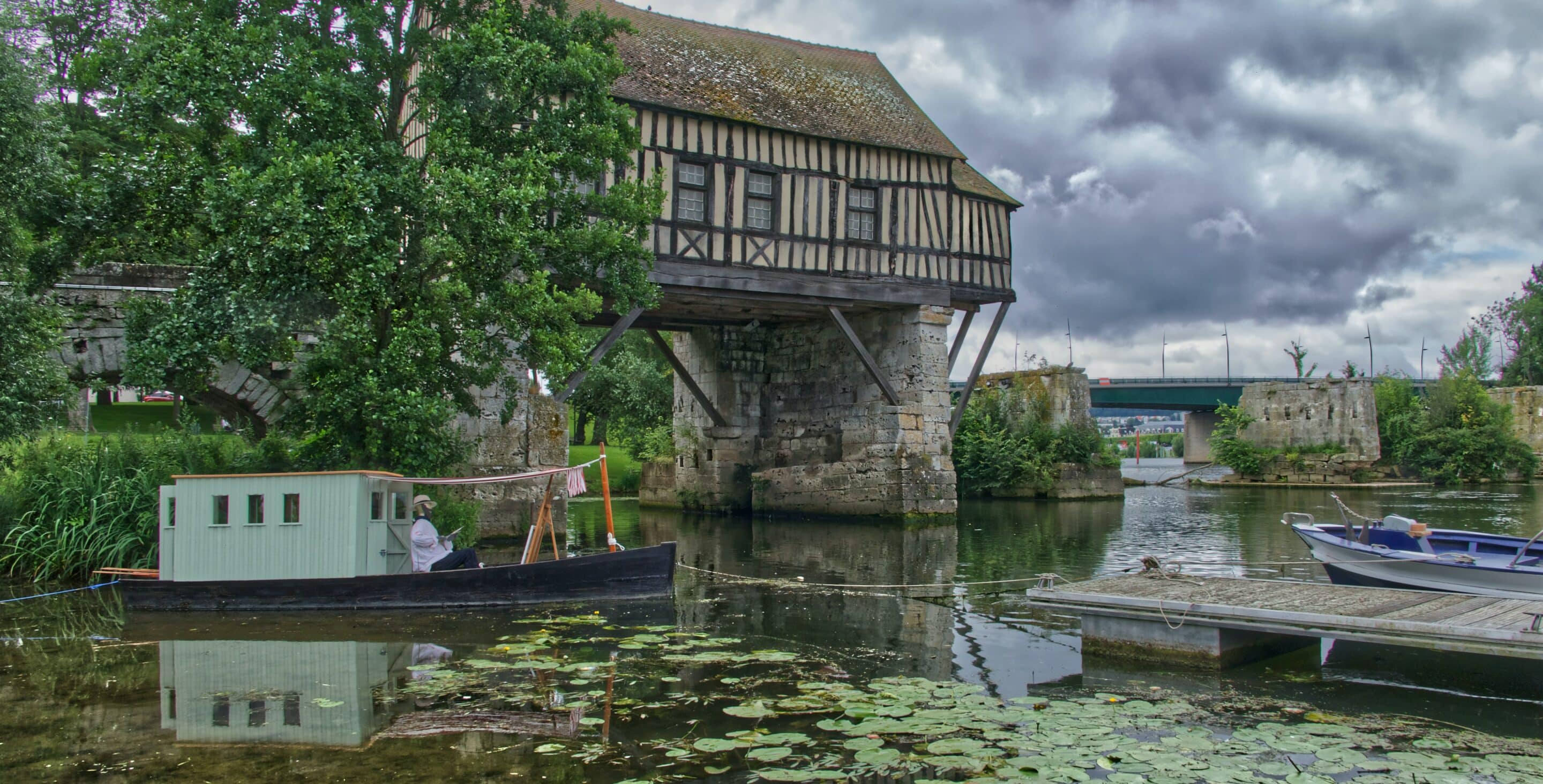 Le Vieux Moulin est un ancien moulin à eau, devenu emblématique de la ...